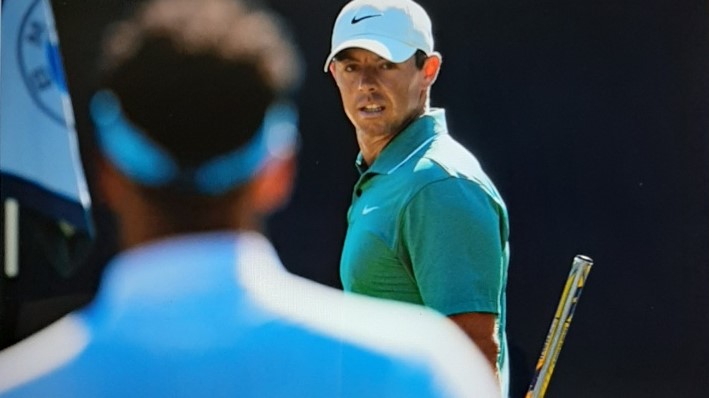 갤러리가 리모트 컨트롤 볼을 퍼팅그린에 올리고, 움직이는 볼 집고…美PGA투어 BMW 챔피언십 3R 해프닝…임성재, 공동 10위로 4년연속 투어 챔피언십 진출 확실시[동영상 첨부]