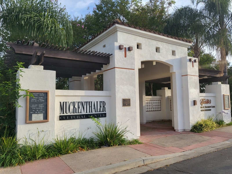 Muckenthaler Cultural Center의 밤
