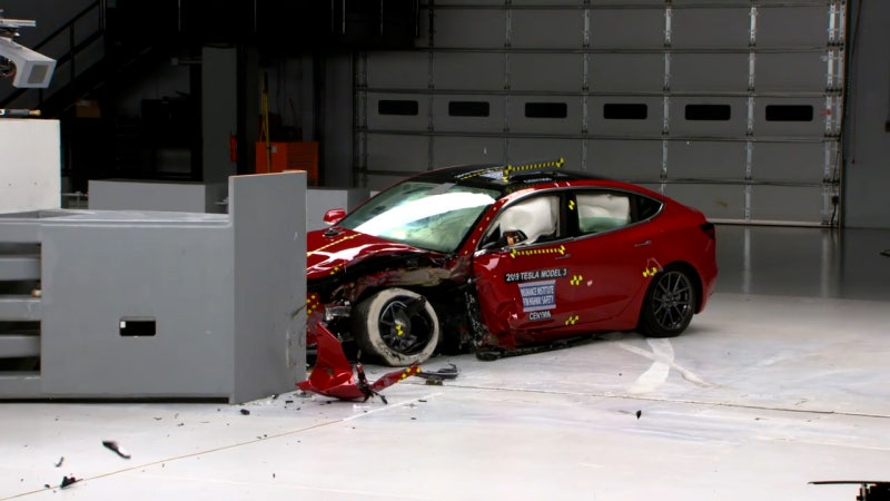 테슬라가 전 세계에서 가장 안전한 차를 만들 수 있는 이유