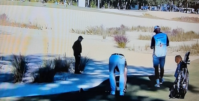 ‘베테랑’ 브래들리가 모래에 묻힌 볼을 페어웨이에 드롭한 까닭은?…미국PGA투어 더 CJ컵에서 돋보인 규칙 해석…매킬로이 3R까지 1타차 선두, 이경훈은 1타차 공동 2위