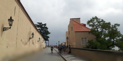 to drop (someone) a line