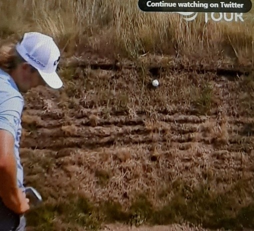 벙커에서 친 볼이 수직에 가까운 벙커 위 턱에 멈추다…미국PGA투어 제네시스 스코틀랜드오픈 3R에서 나온 기이한 장면, 당사자는 구제 못 받아…매킬로이 1위, 김주형 2위[동영상]