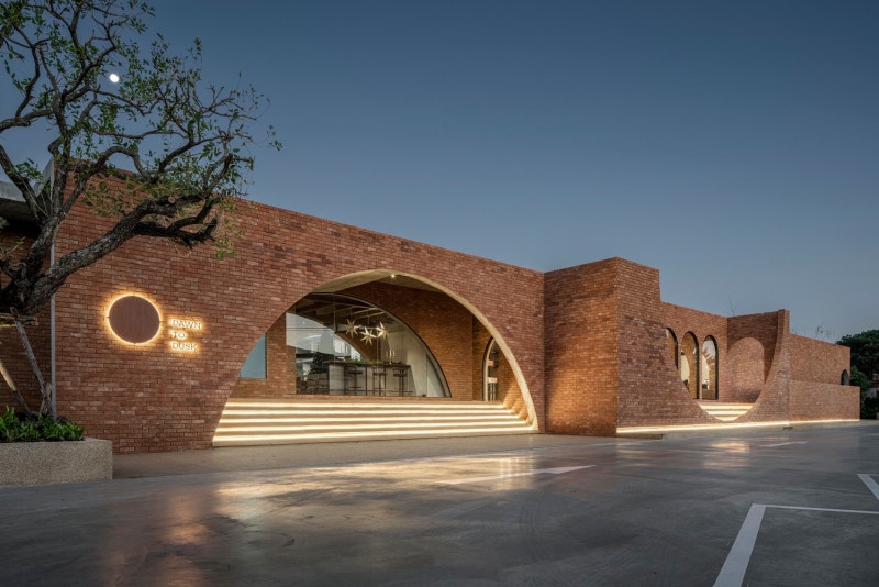 아치와 벽돌건축의 카페디자인 끝판왕.