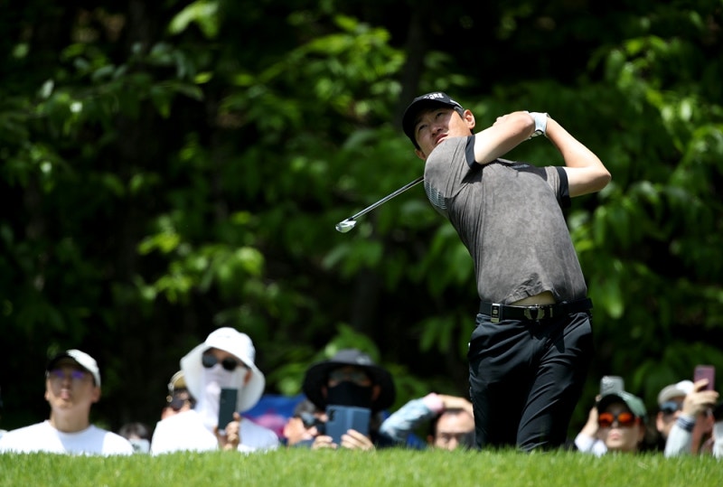 KPGA투어 우리금융 챔피언십 3R, 같은 조 이정환·임예택, 파4홀에서 잇따라 ‘홀아웃 이글’ 진기록…장동규는 퍼트한 볼이 홀 가장자리에 걸치자 군더더기 동작[동영상 첨부]